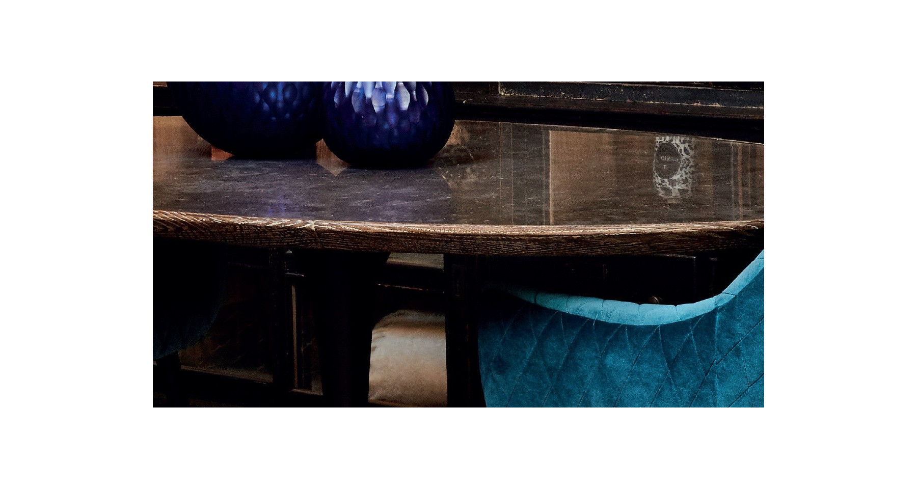 Table en pierre bleue et chêne Tulipa ovale