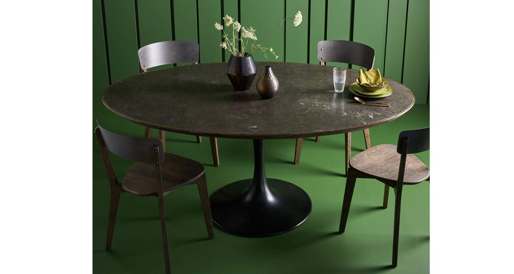 Table en pierre bleue et chêne Tulipa ovale