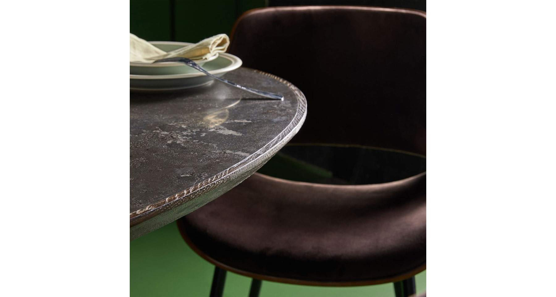 Table en pierre bleue et chêne Tulipa ovale