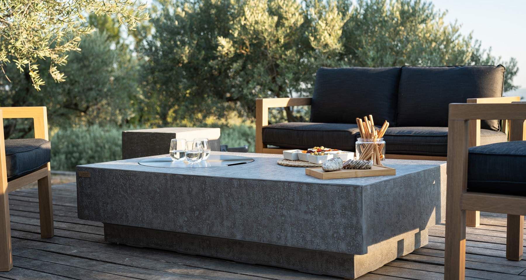 Table basse de jardin design avec braséro rond intégré Metropolis