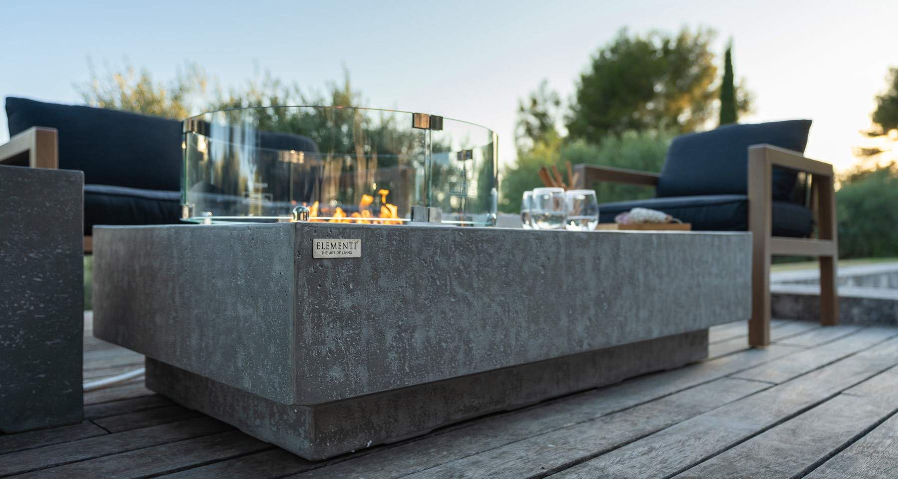 Table basse de jardin design avec braséro rond intégré Metropolis