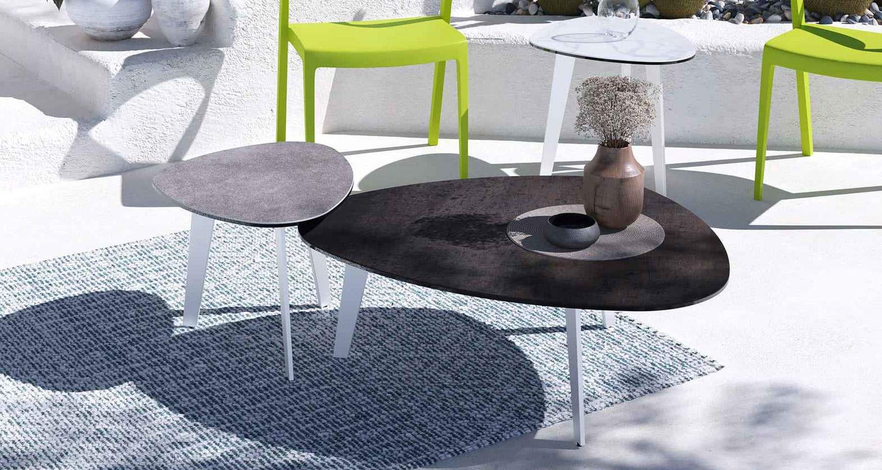 Table basse de jardin forme de galet en céramique Stella