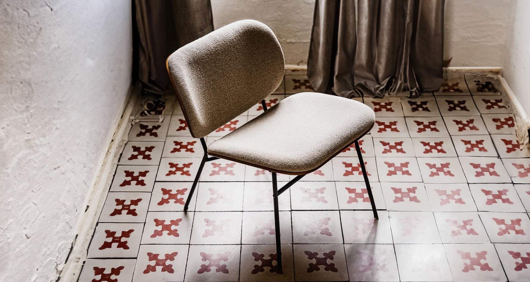 Fauteuil bas design années 70 en tissu et métal noir Kuji - Athezza