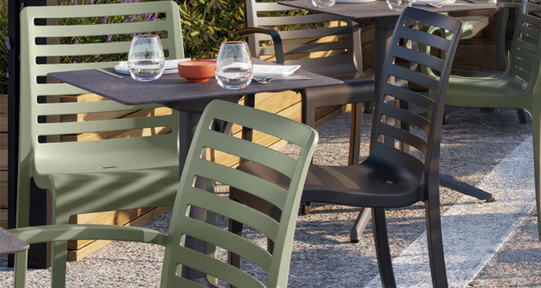 Lot de 32 chaises de jardin empilables Slat - Grosfillex